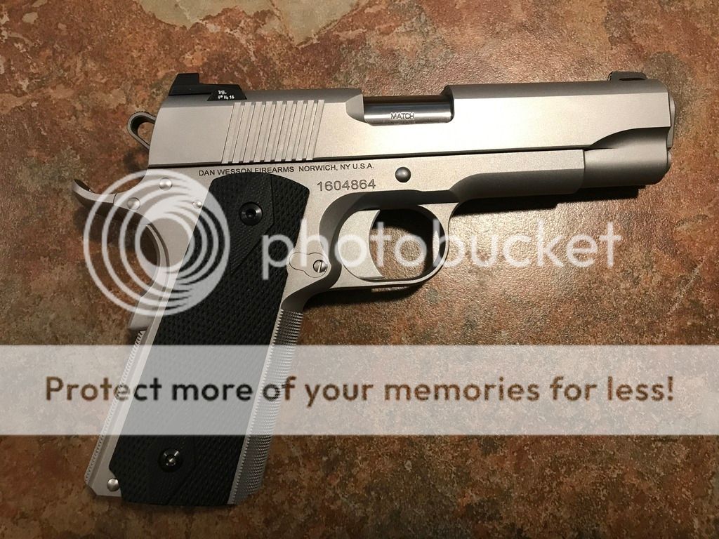 SOLD - Dan Wesson Valor Commander - Like New (CO) | 1911 Firearm Addicts