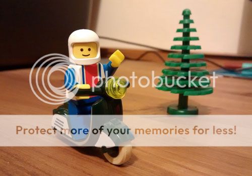 Modern Vespa : NMVR - Lego scooters!